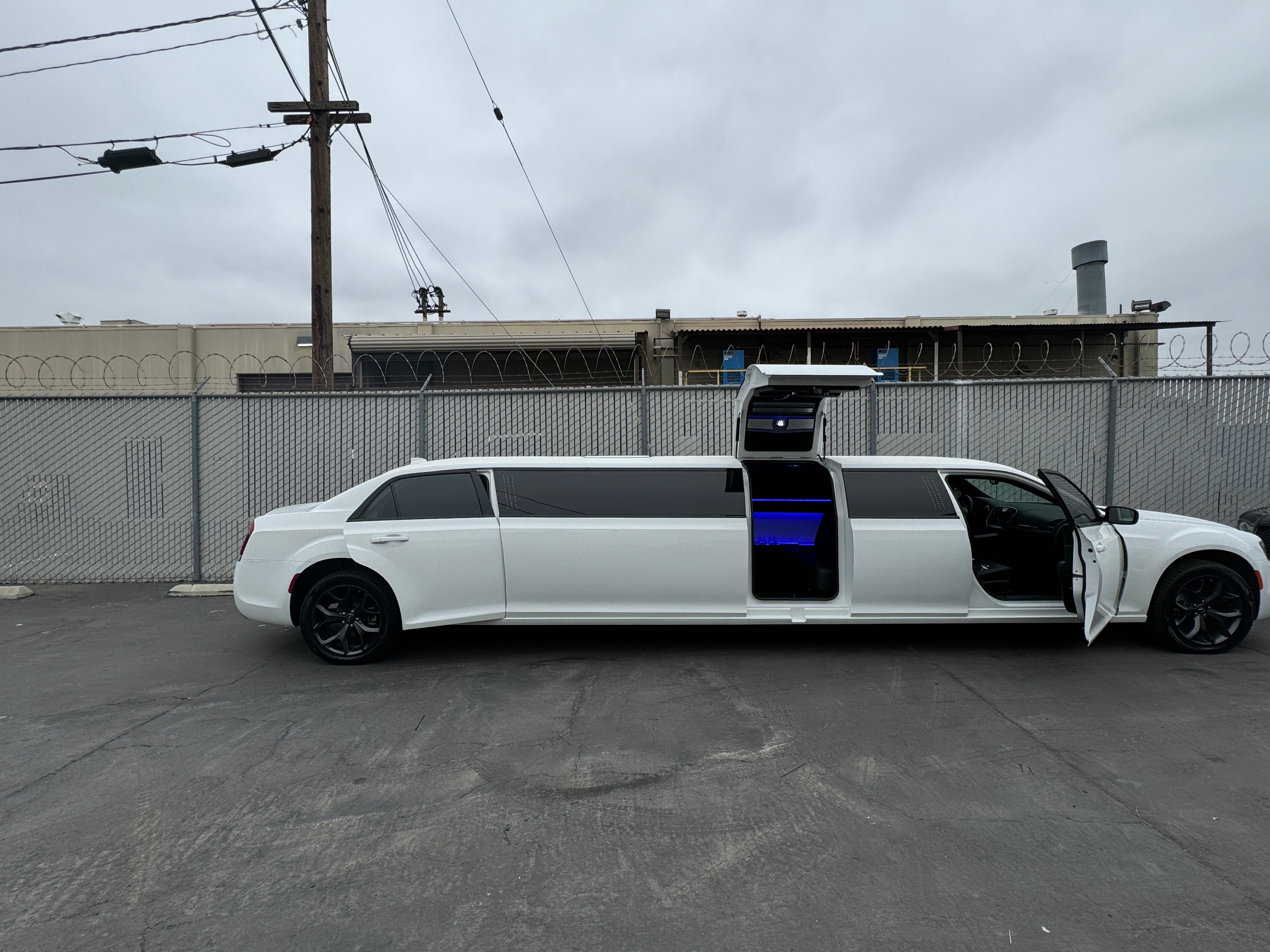 The Chrysler Limousine 2023 - (White) 140" Jet Door – SPV Conversions